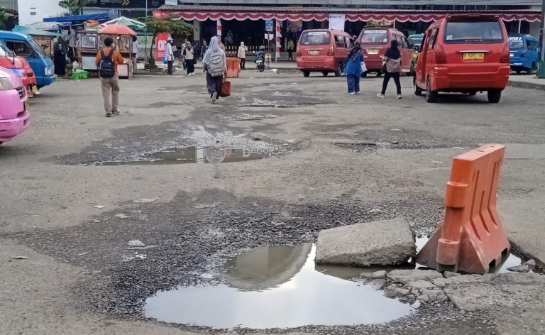 Jalan Berlubang dan Kemacetan Jadi Momok Stasiun Depok Baru, Warga ...